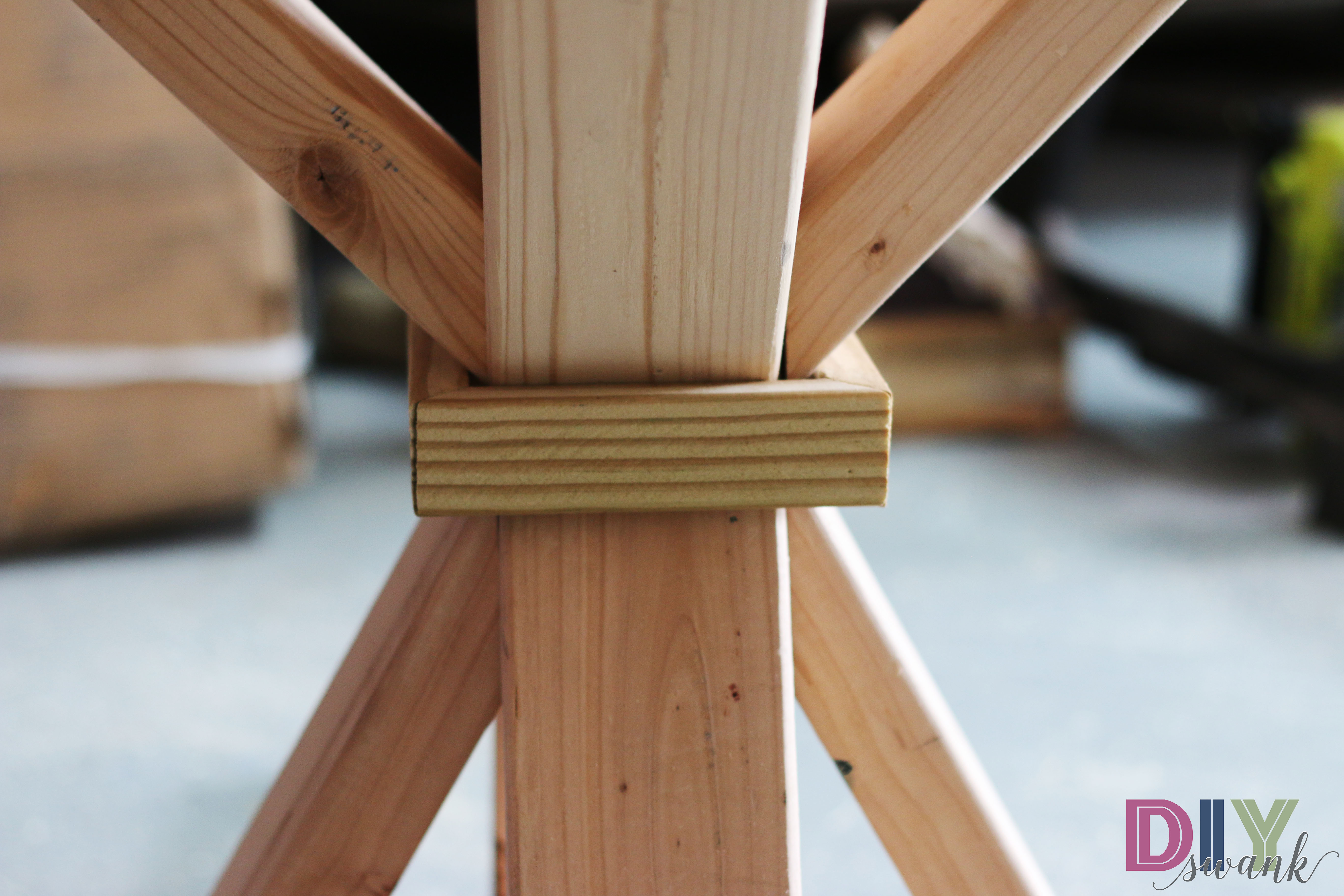 DIY Round Farmhouse Table DIY SWANK